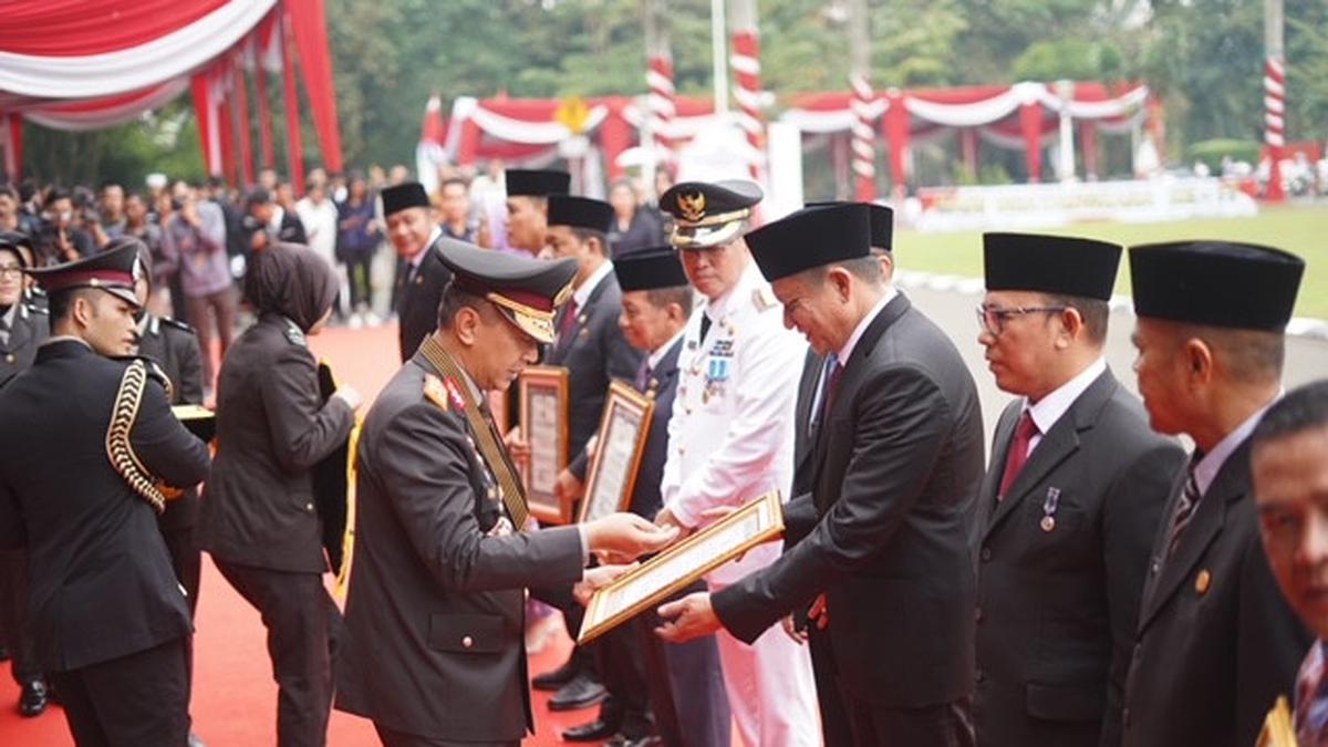 Bupati H.Lanosin Terima Pin Emas dari Kapolda Sumsel di HUT Bhayangkara ...