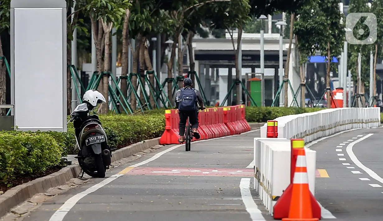 FOTO: Jalur Sepeda di Jalan Sudirman-Thamrin Mulai Dipermanenkan - Foto ...