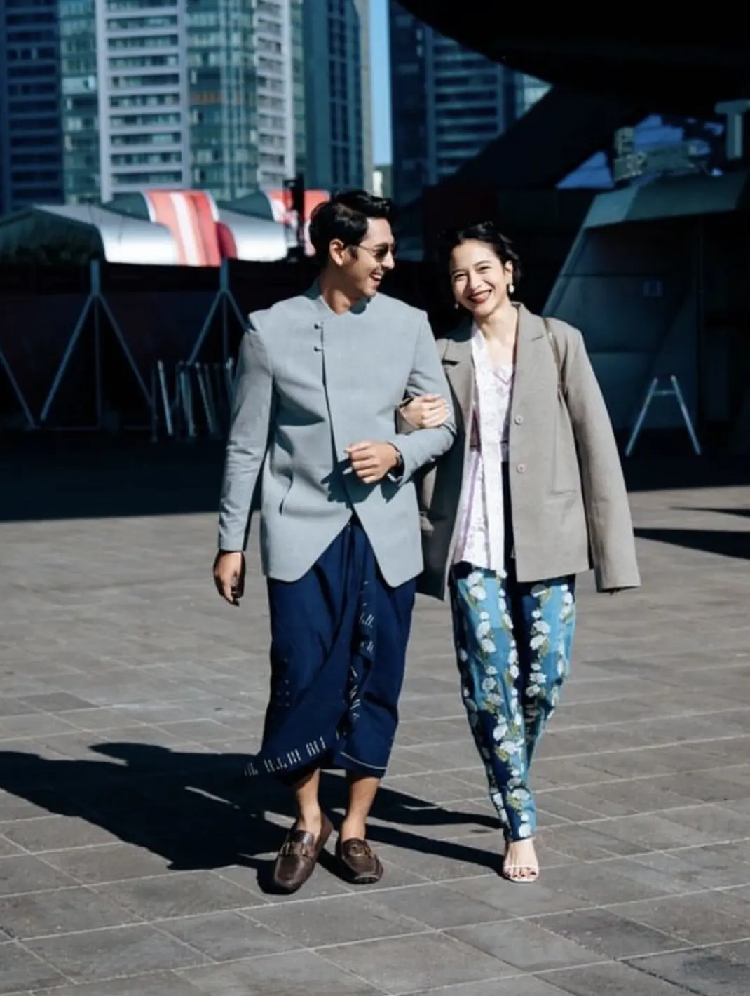 6 Penampilan Menawan Arya Saloka di Busan Film Festival, Memesona Dibalut Jas Batik hingga ...