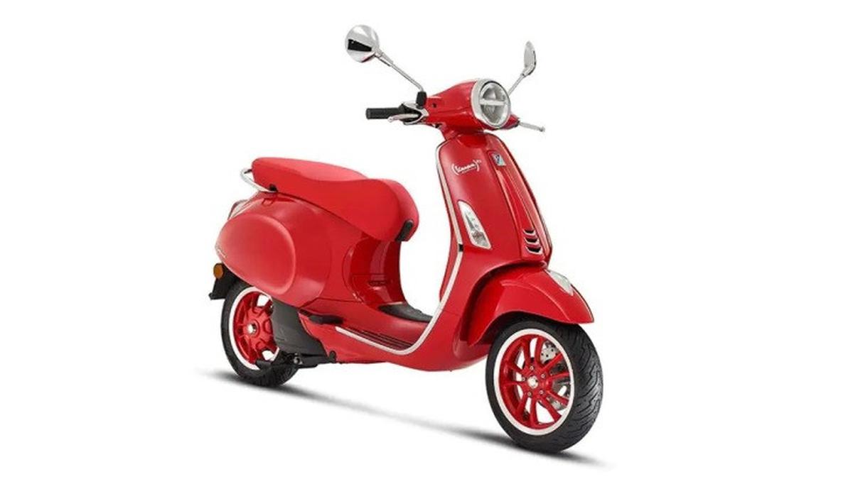 Vespa Elettrica RED Melantai di EICMA 2021, Tampil Merah Merona ...