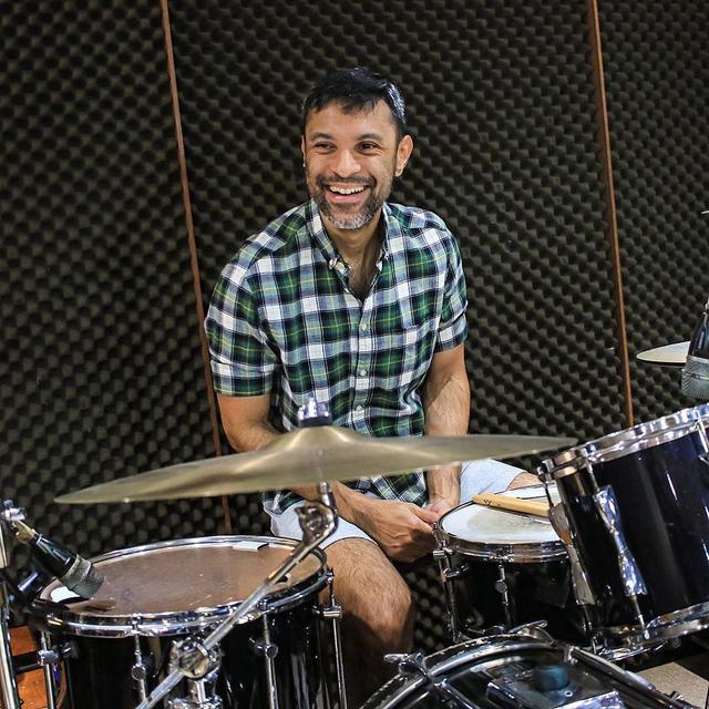 6 Potret Drummer Band Pria yang Selalu Tampil Keren, Ganteng dan ...