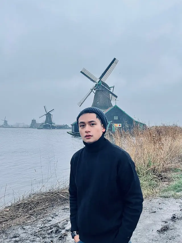 5 Potret Randy Martin Liburan ke Luar Negeri, Tampil Formal hingga ...