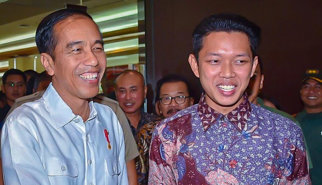 FOTO: Gaya Bayu Skak Memakai Batik di Berbagai Kegiatan - Foto Liputan6.com