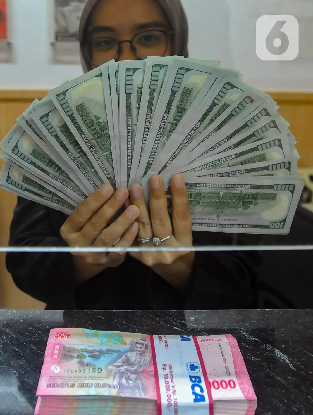 Nilai Tukar Rupiah Kian Melemah Terhadap Dolar AS - Foto Liputan6.com