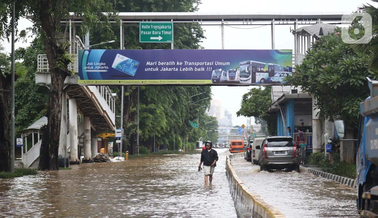 FOTO: Begini Suasana Banjir di Jalan Gunung Sahari - Foto Liputan6.com