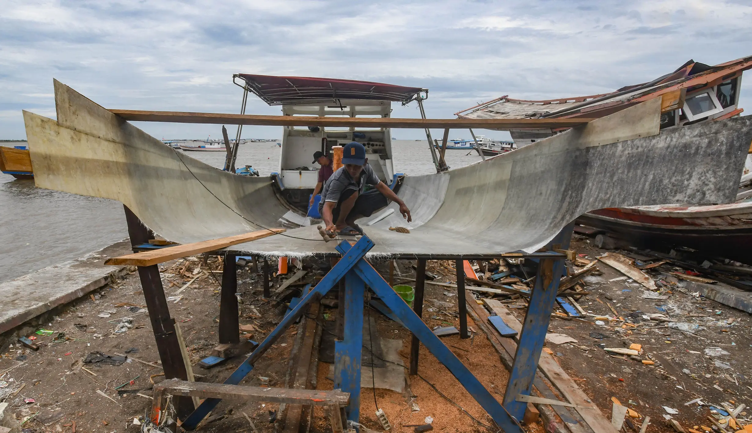 Melihat Pembuatan dan Perbaikan Perahu di Kampung Nelayan Tanjung Pasir ...