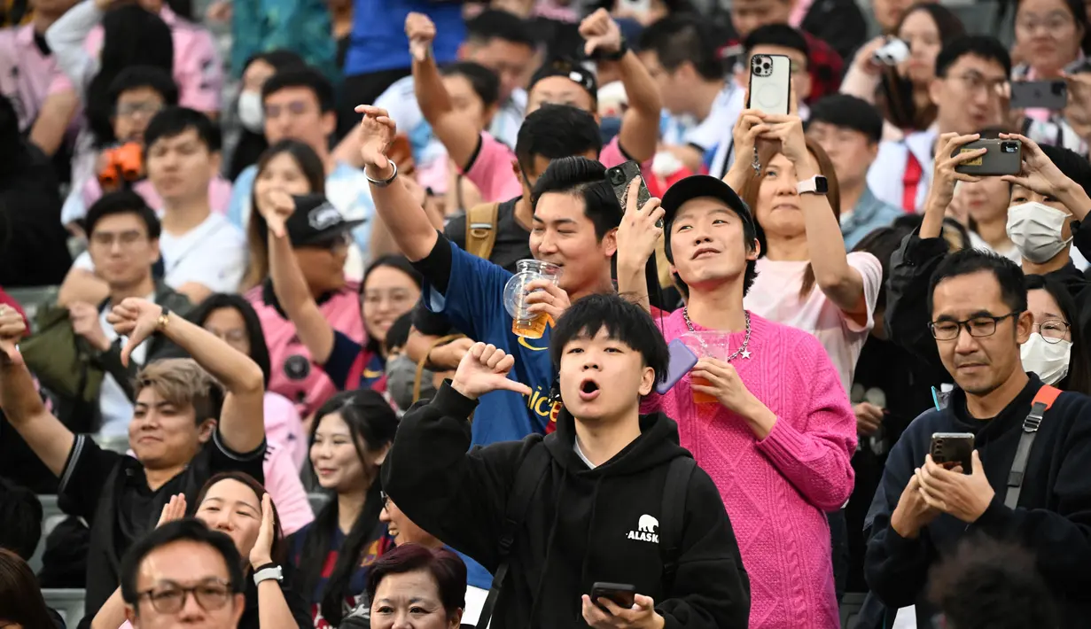 Foto: Ekspresi Kekecewaan Suporter Hong Kong Akibat Lionel Messi Tak ...