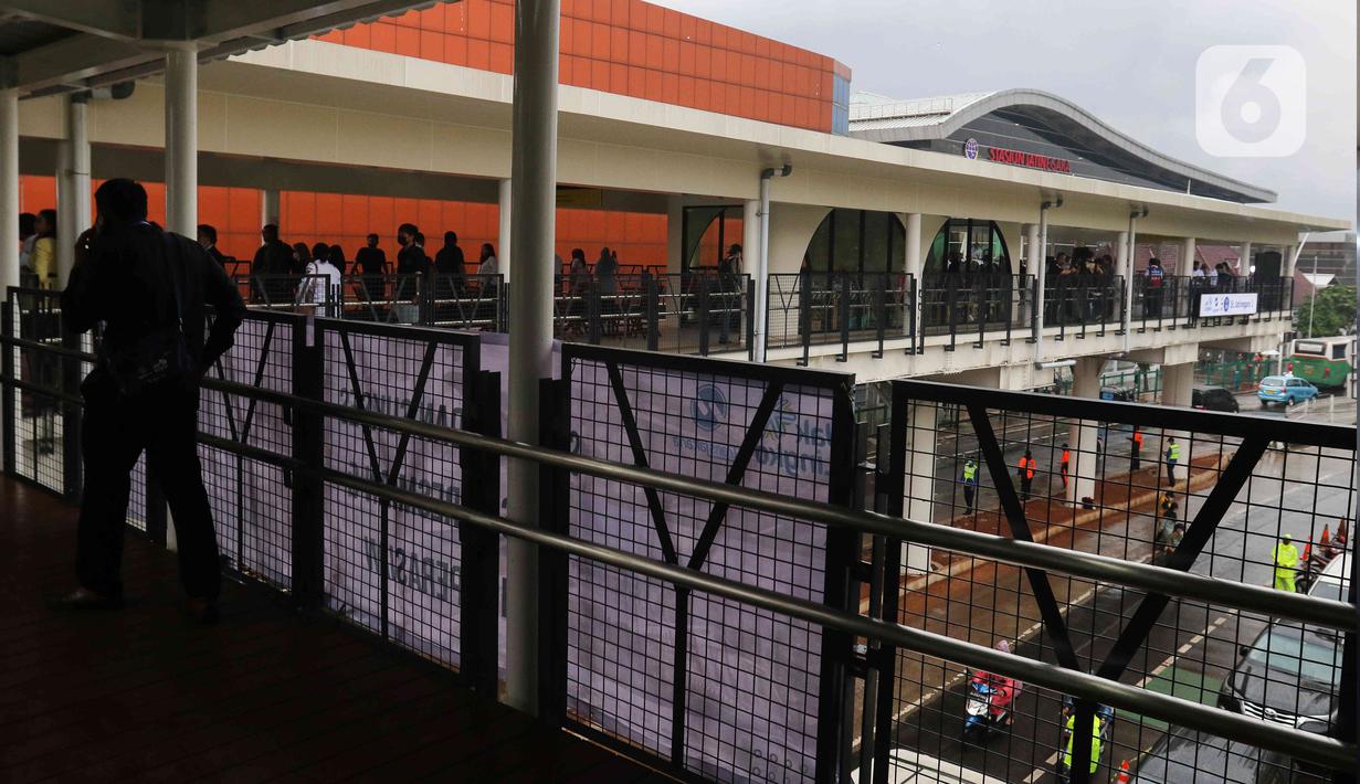 Jalur Integrasi Halte Transjakarta dan Stasiun Jatinegara Resmi Beroperasi - Foto Liputan6.com