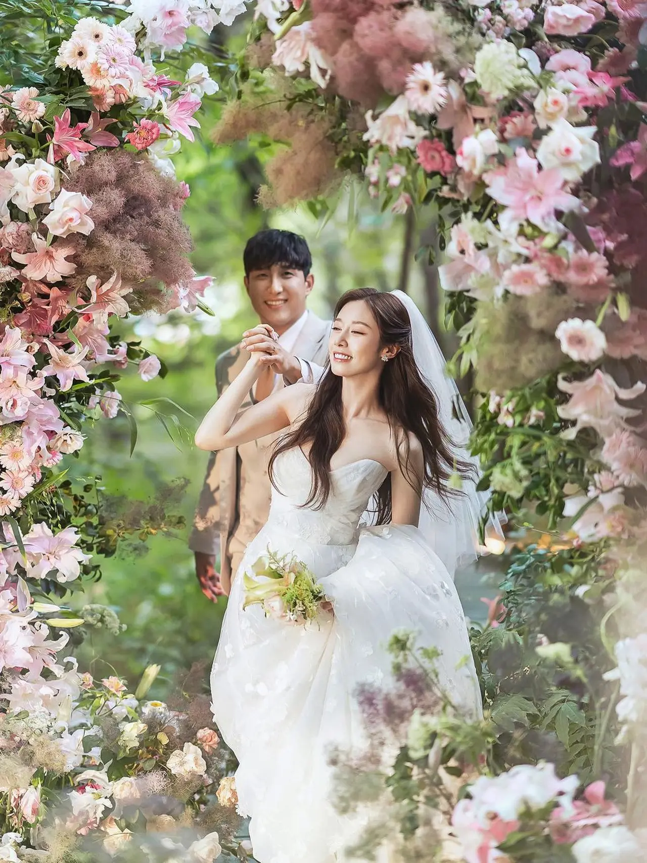 Pernikahan Jiyeon T-Ara Bertabur Bintang: Jin BTS Ikut Kondangan IU Nyumbang Lagu - ShowBiz ...