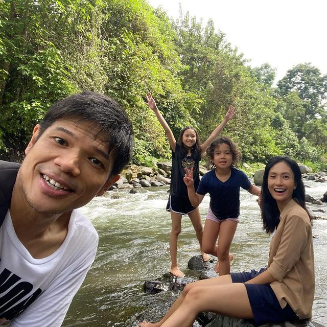 6 Potret Artika Sari Devi dan Keluarga Liburan di Bali, Momen di Sawah ...