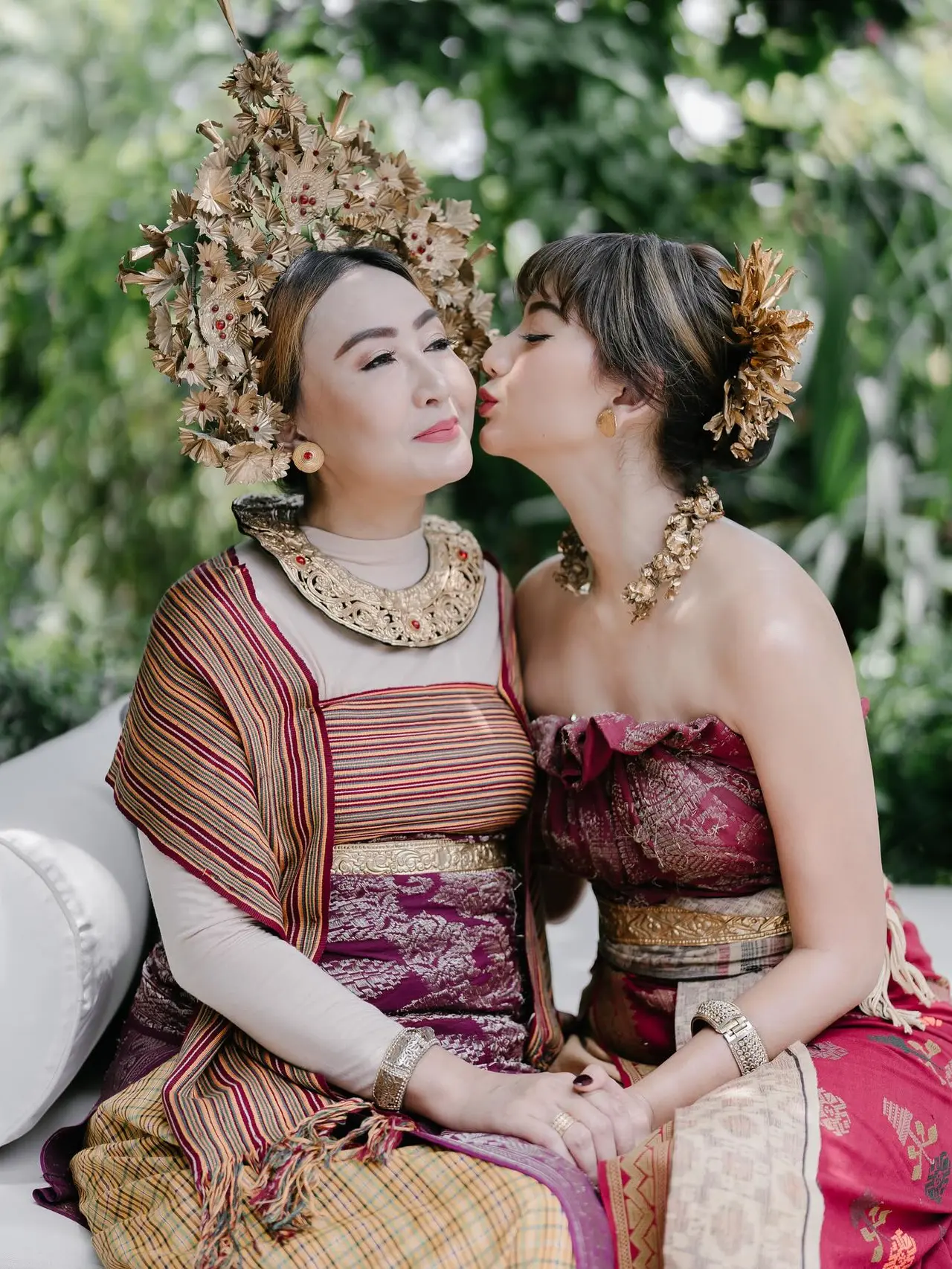 7 Pemotretan Keluarga Glenca Chysara Bertema Adat Bali, Tampil Menawan ...