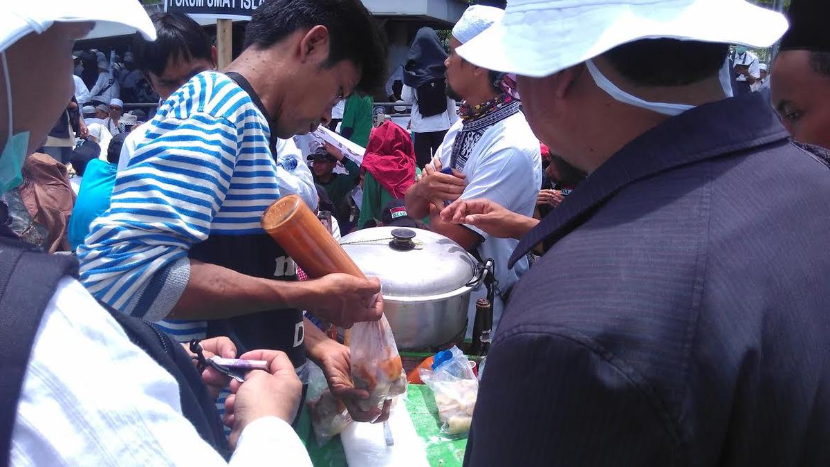 Rezeki Penjual Siomay di Antara Demo FPI Polda Metro - News Liputan6.com