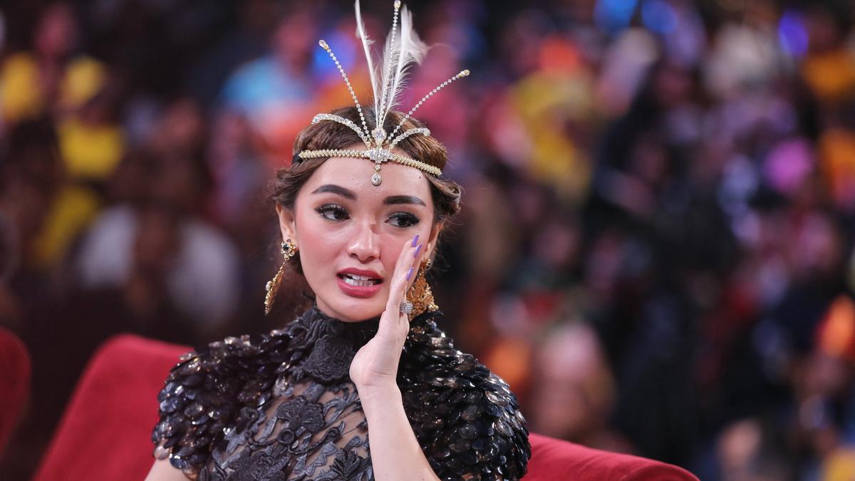Pakai Baju Santai, Zaskia Gotik Tenteng Tas Seharga Rp 1 Miliar ...