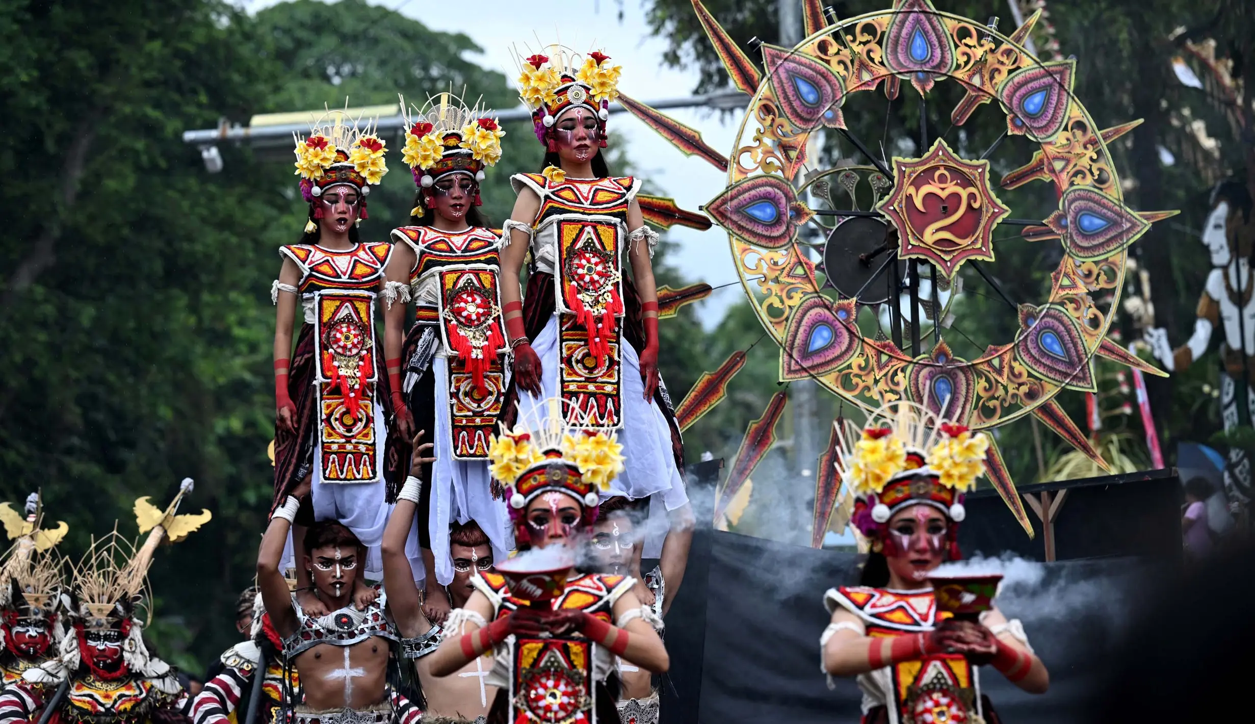 Sambut Hari Raya Nyepi Masyarakat Bali Gelar Parade Tarian Ogoh Ogoh