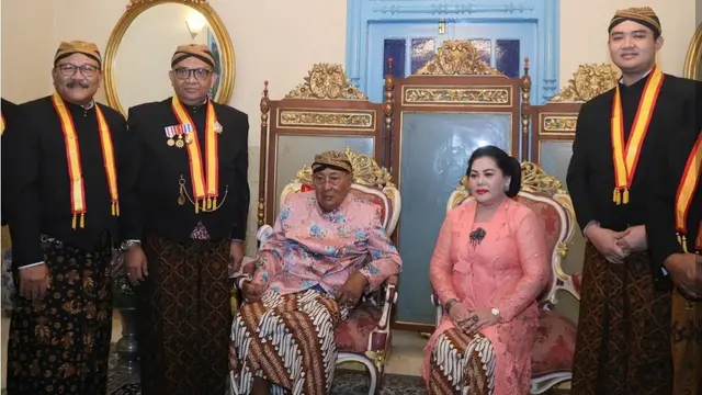 Wamenaker Afriansyah Noor Dianugerahi Gelar Kehormatan dari Kraton Kasunanan Surakarta ...