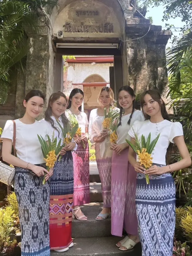 6 Pesona Lisa Blackpink Saat Pulang Kampung ke Thailand, Tampil Sederhana Kenakan Kain Khas ...