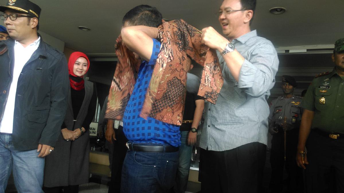 Tanda Persahabatan, Ahok Hadiahi Manajer Persib Batik - News Liputan6.com