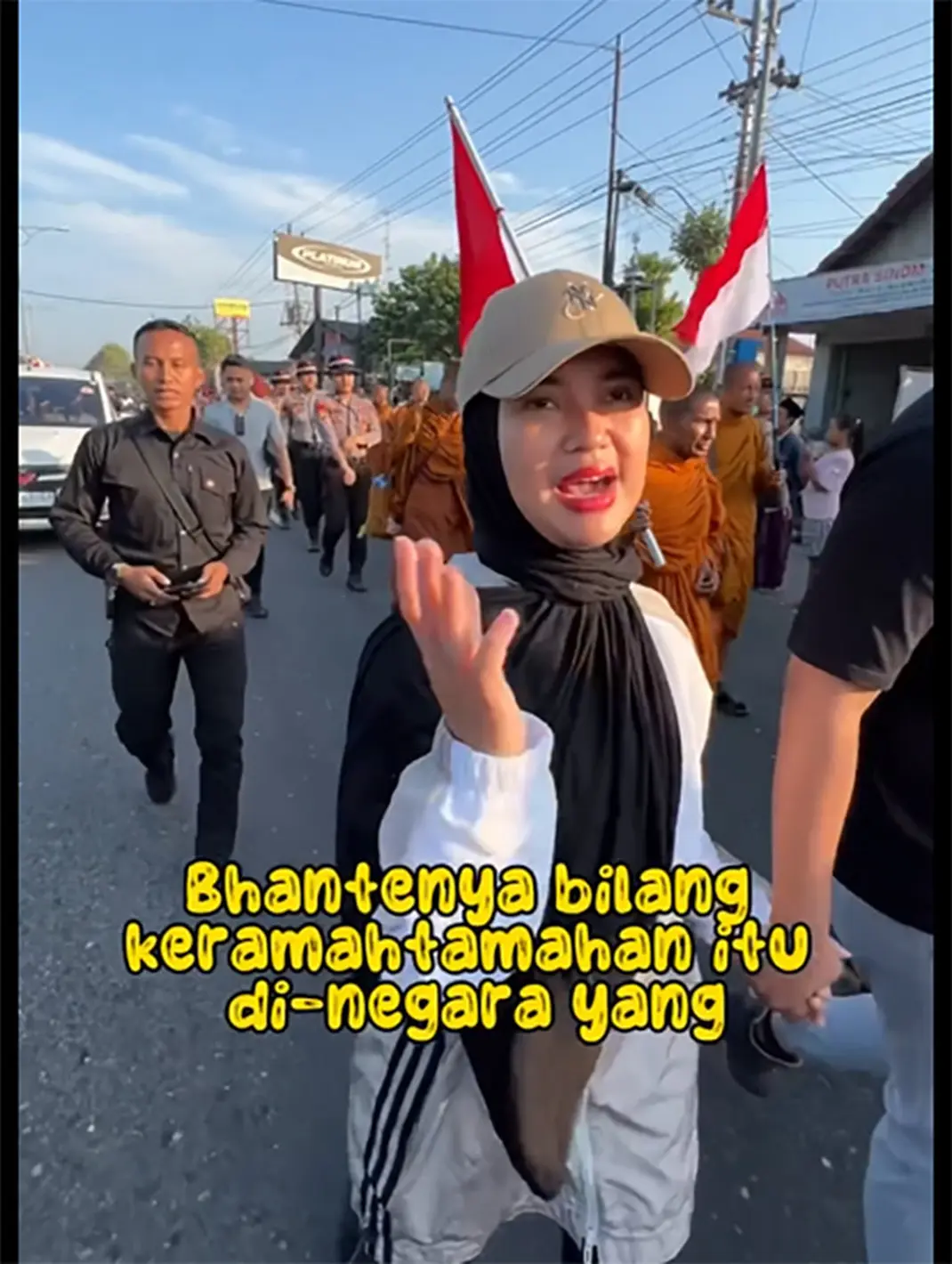 Potret Chacha Frederica dan Suami Jalan Kaki Lepas Biksu yang Jalan ...