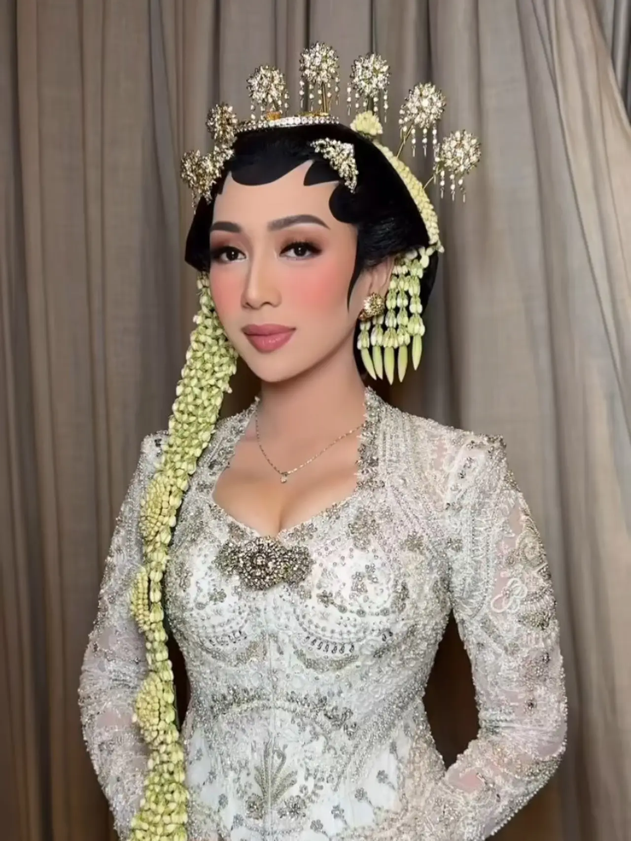 8 Pesona Angga Vokalis Maliq & D'Essentials yang Resmi Menikah dengan ...