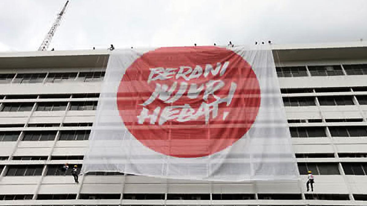'CICAK' Pasang Spanduk Raksasa di Kejagung - News Liputan6.com