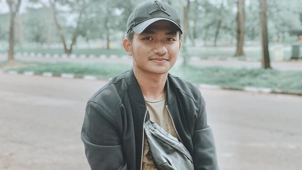 FOTO: Gaya Santai Hambali Tolib di Luar Lapangan, Stylish - Foto ...