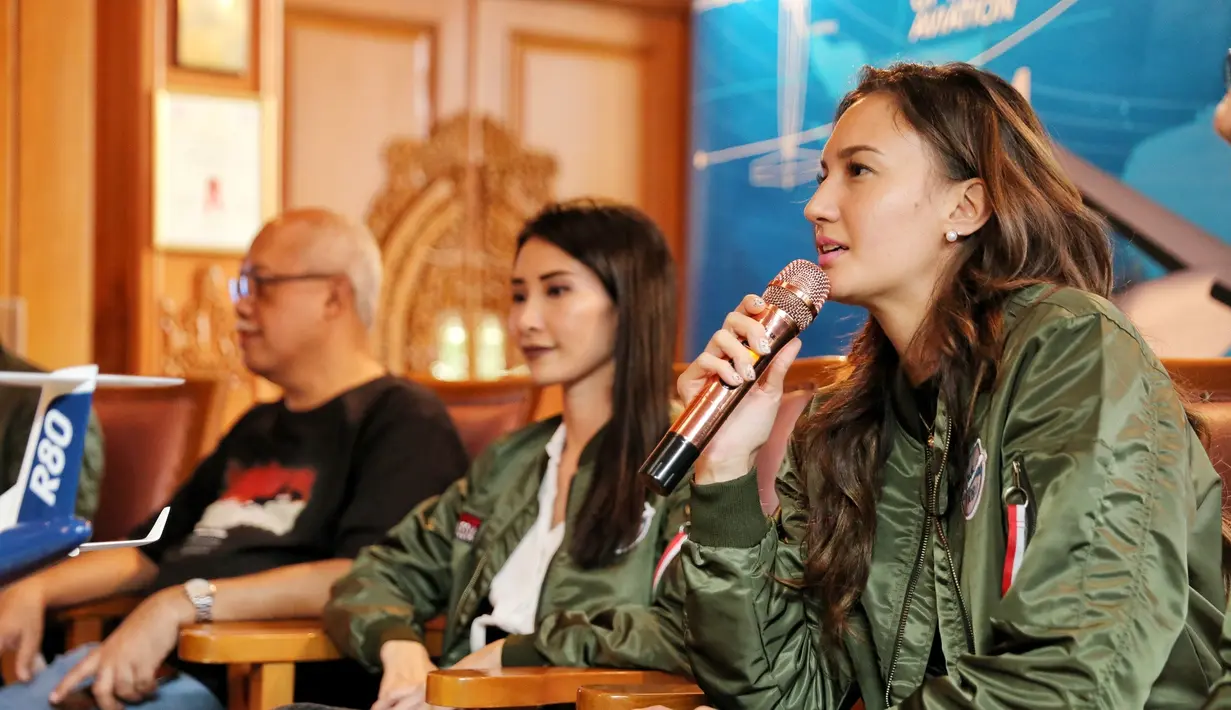 Nadine Chandrawinata Ajak Gotong Royong untuk Buat Pesawat - Photo Fimela.com