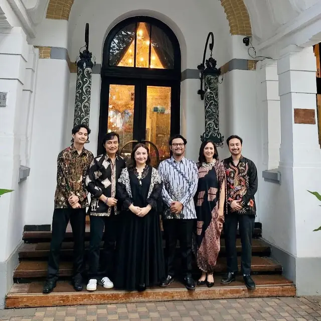 6 Potret Ira Wibowo di Lamaran Chika Bagaskara Anak Sambungnya, Bertemu Mantan - Hot Liputan6.com