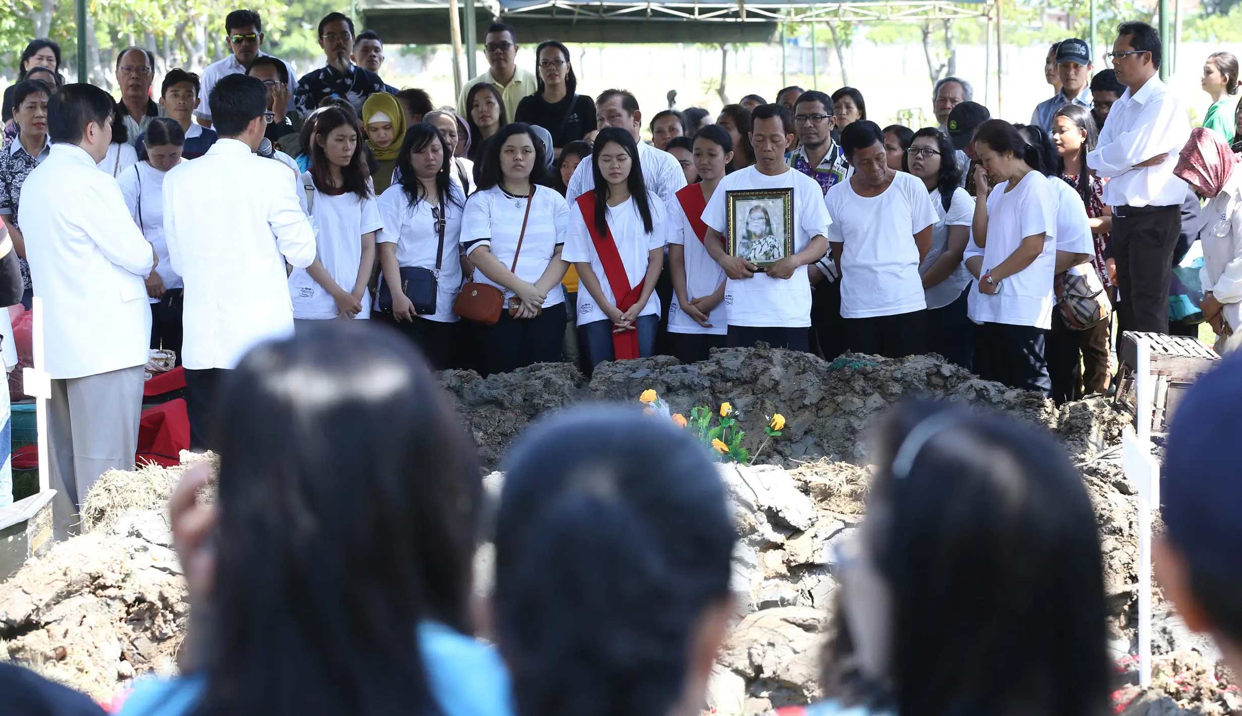 Foto Tangis Haru Pemakaman Marta Djumani Korban Bom Gereja Di