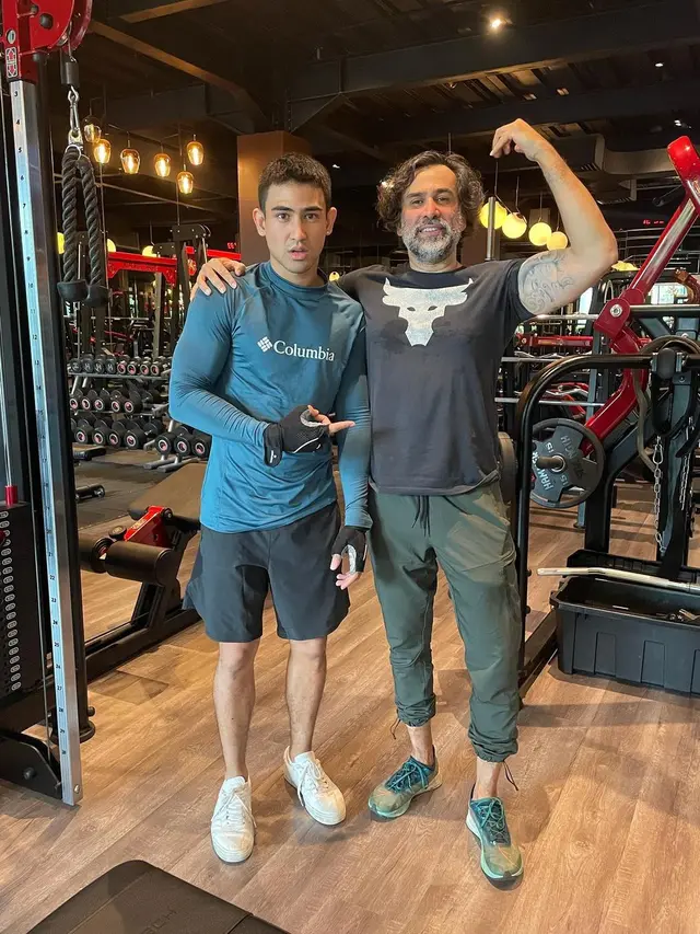 7 Potret Axel Matthew saat Nge-gym, Tak Kalah Berotot dari Jeremy ...