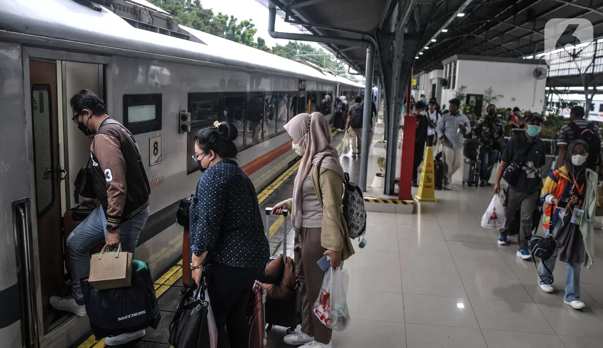 Libur Nataru, Penumpang Padati Stasiun Pasar Senen - Foto Liputan6.com