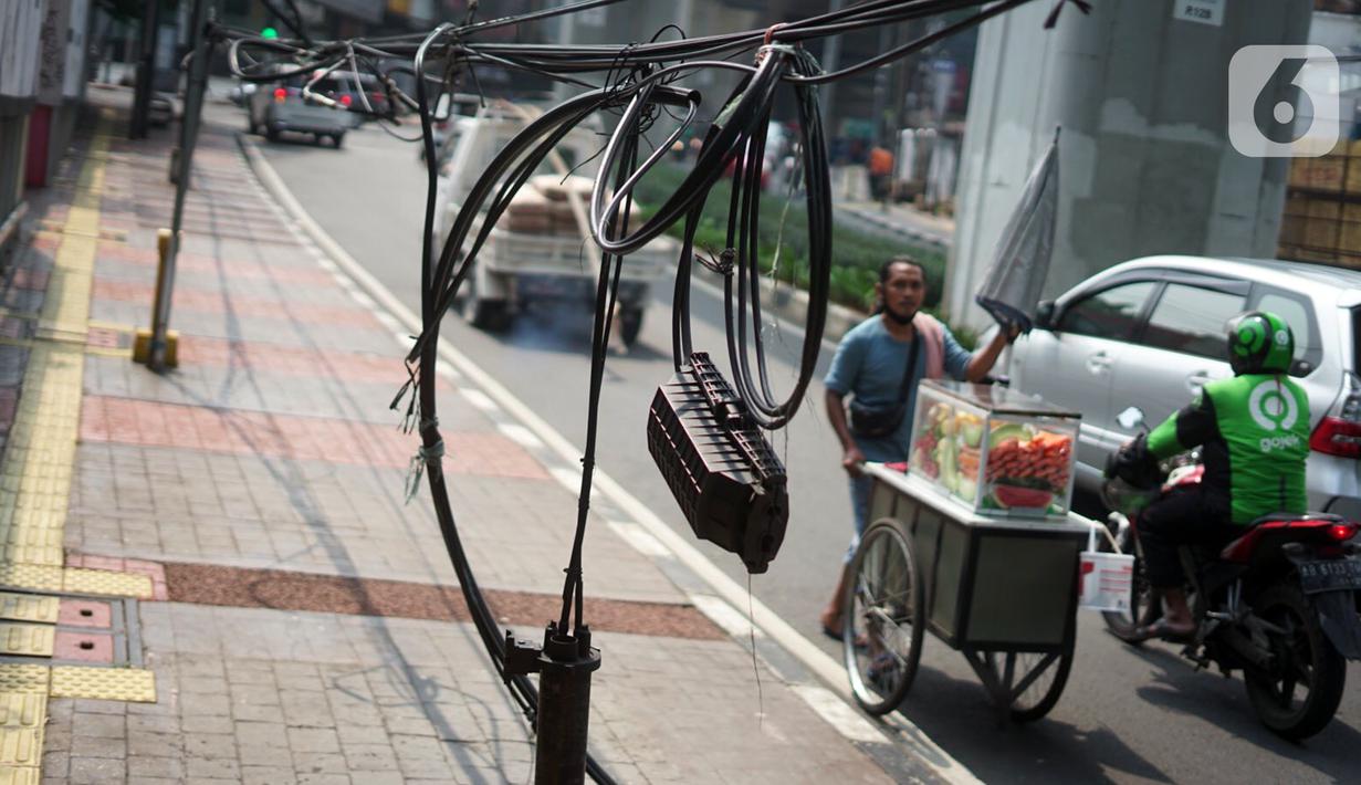 FOTO: Instalasi Kabel Dibiarkan Semrawut di Kebayoran Baru - Foto ...