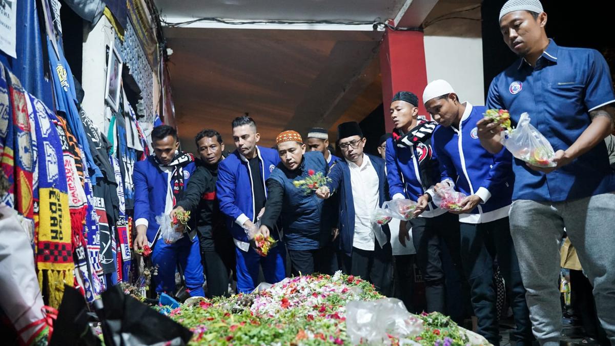 Momentum 40 Hari Tragedi Kanjuruhan, Arema FC Membaur Lagi Bersama Aremania - Indonesia Bola.com
