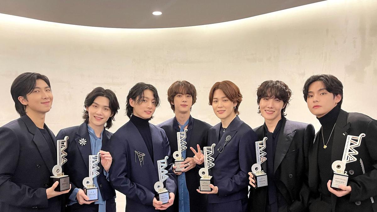BTS Panen Piala, Ini Daftar Lengkap Pemenang The Fact Music Awards 2022 - ShowBiz Liputan6.com