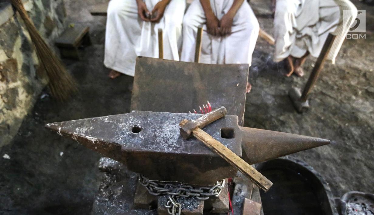FOTO: Cara Empu dan Panjak Membuat Keris di Banyumas - Foto Liputan6.com