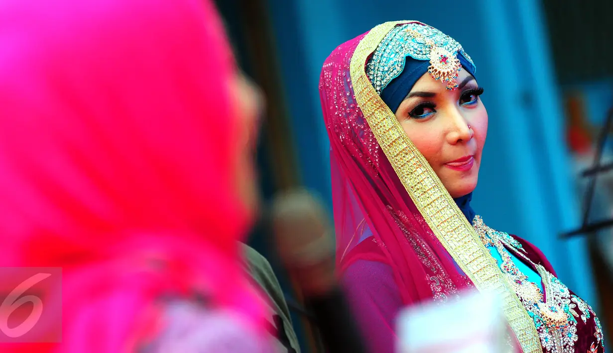 Pakai Jilbab, Roro Fitria Terlihat Anggun - Foto Liputan6.com