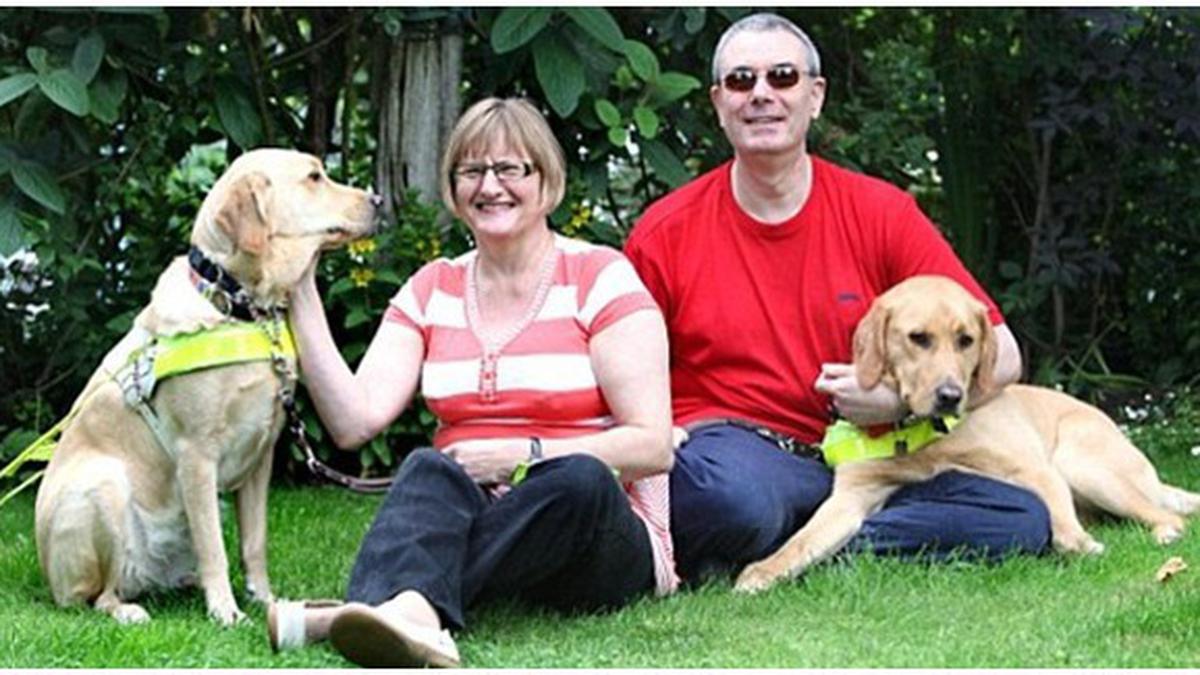Kisah Romantis Pasangan Tuna Netra yang Menikah Setelah Anjing Penuntun ...