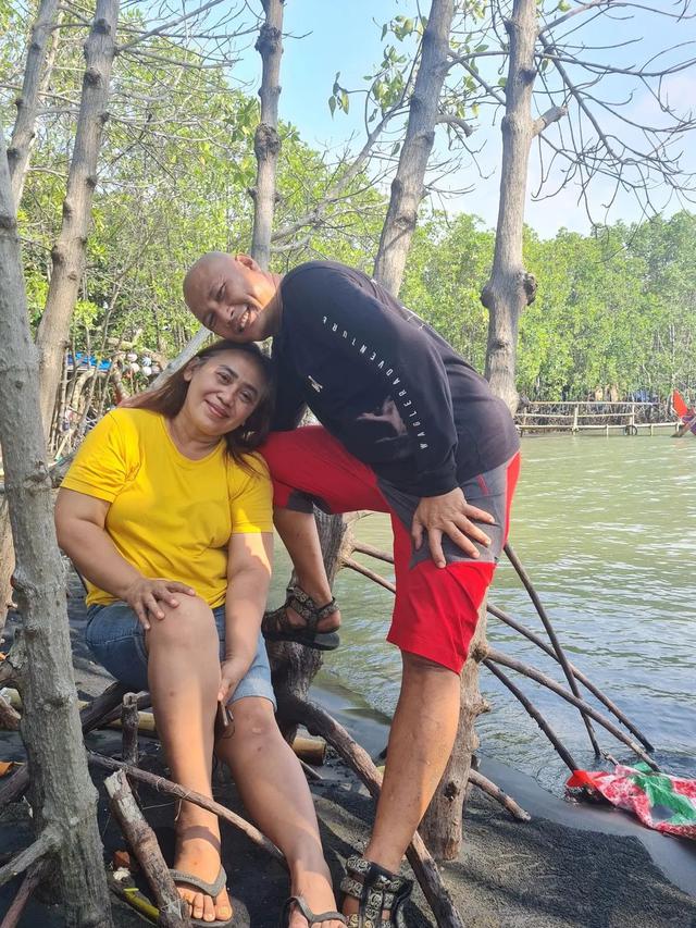6 Potret Kebersamaan Heru Si Gundul dan Istri yang Jarang Tersorot