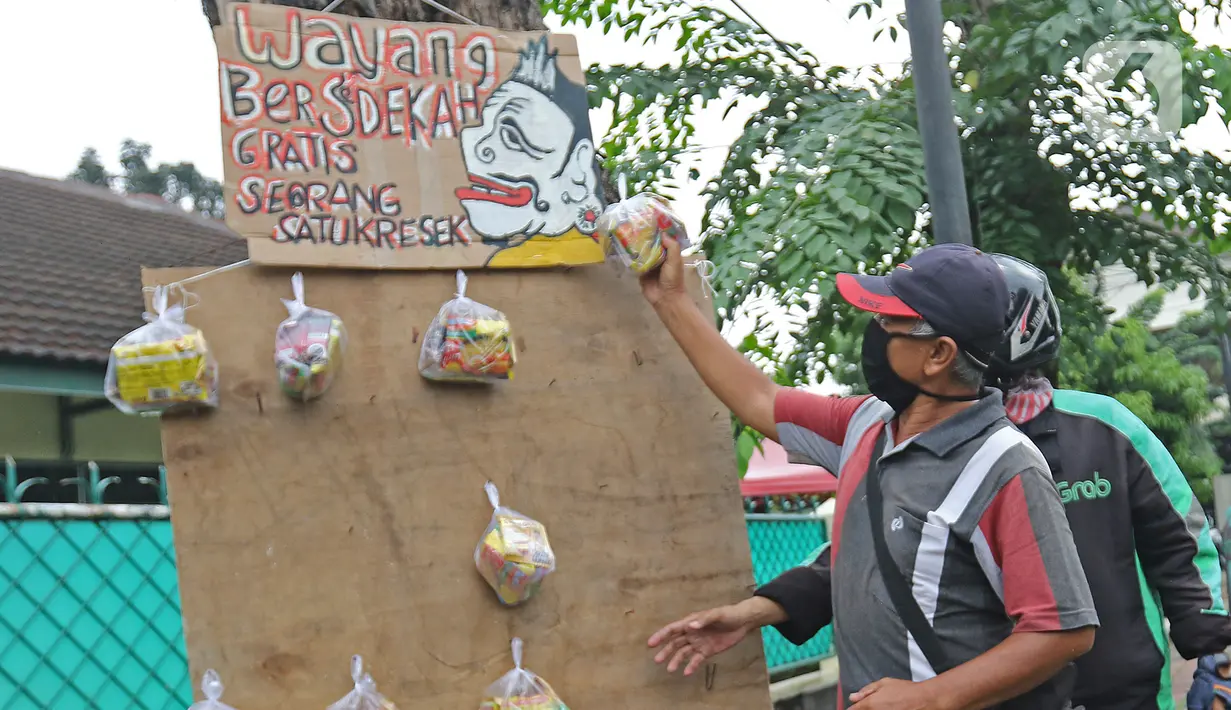 FOTO: Seniman Wayang Bagikan Paket Makanan untuk Warga Terdampak Covid ...