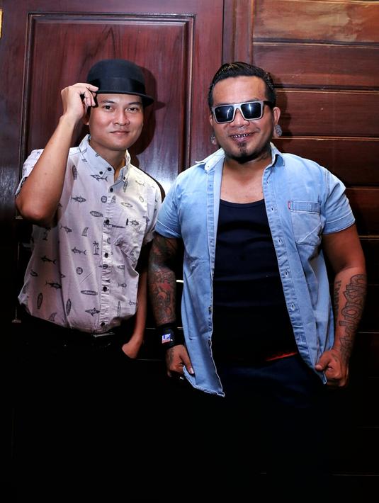 Drummer Endank Soekamti Tampil Kenakan Helm di Jakarta Fair - Photo ...