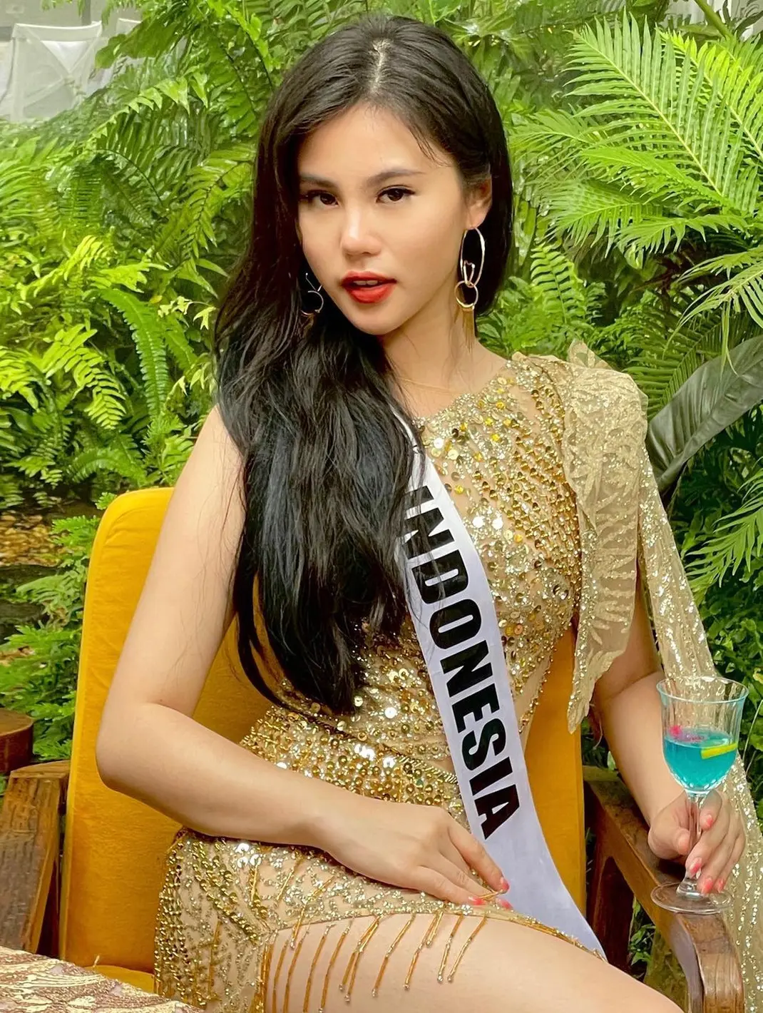 10 Pesona Zoe Levana Pakai Kebaya Pink-Gaun Bling Bling, Wakil ...