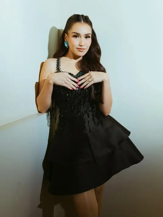 8 Potret Ayu Ting Ting yang Selalu terlihat Ceria, Sosok Tegar yang ...