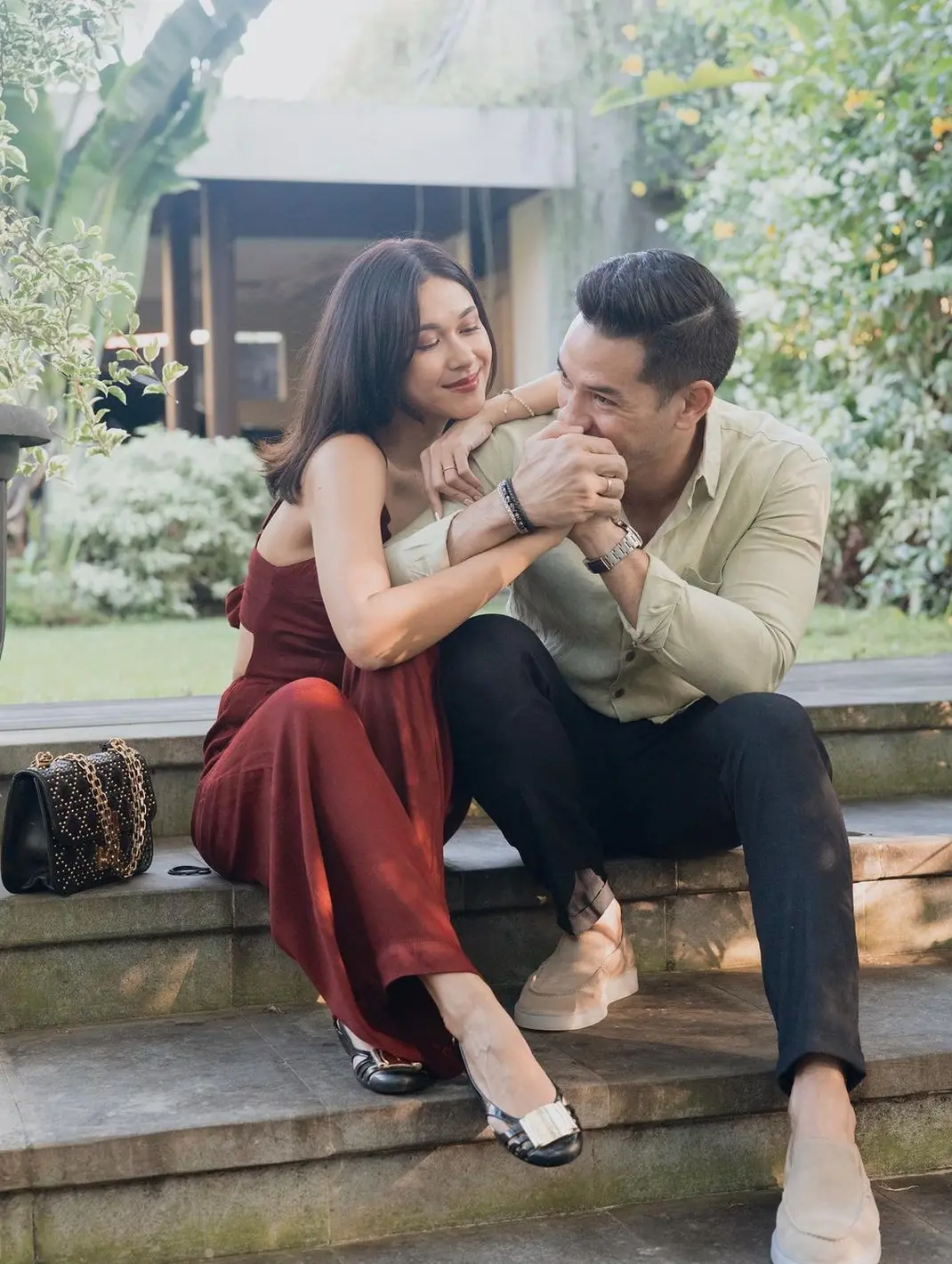 17 Tahun Menikah, Ini Potret Mesra Nana Mirdad dan Andrew White yang Disebut Vampire Couple ...