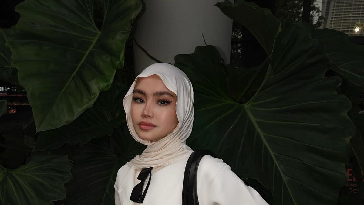 Jadi Tren Hijab Masa Kini, 6 Inspirasi Pashmina Simple Tanpa Banyak Jarum ala Sashfir - Photo ...