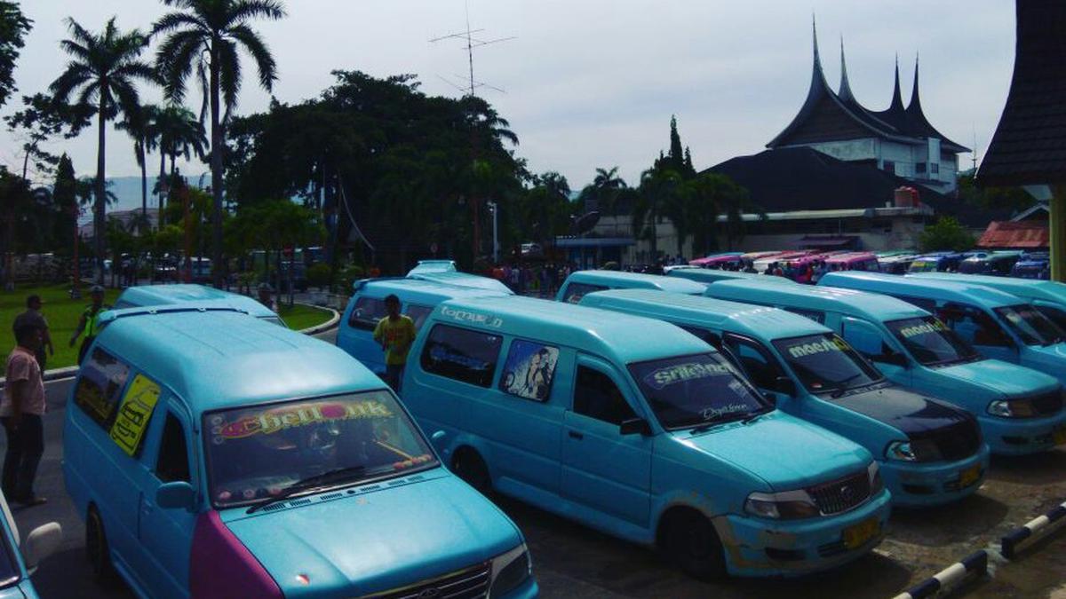 Sopir Angkot Parkir Mobil di Kantor Gubernur Sumbar - Regional Liputan6.com