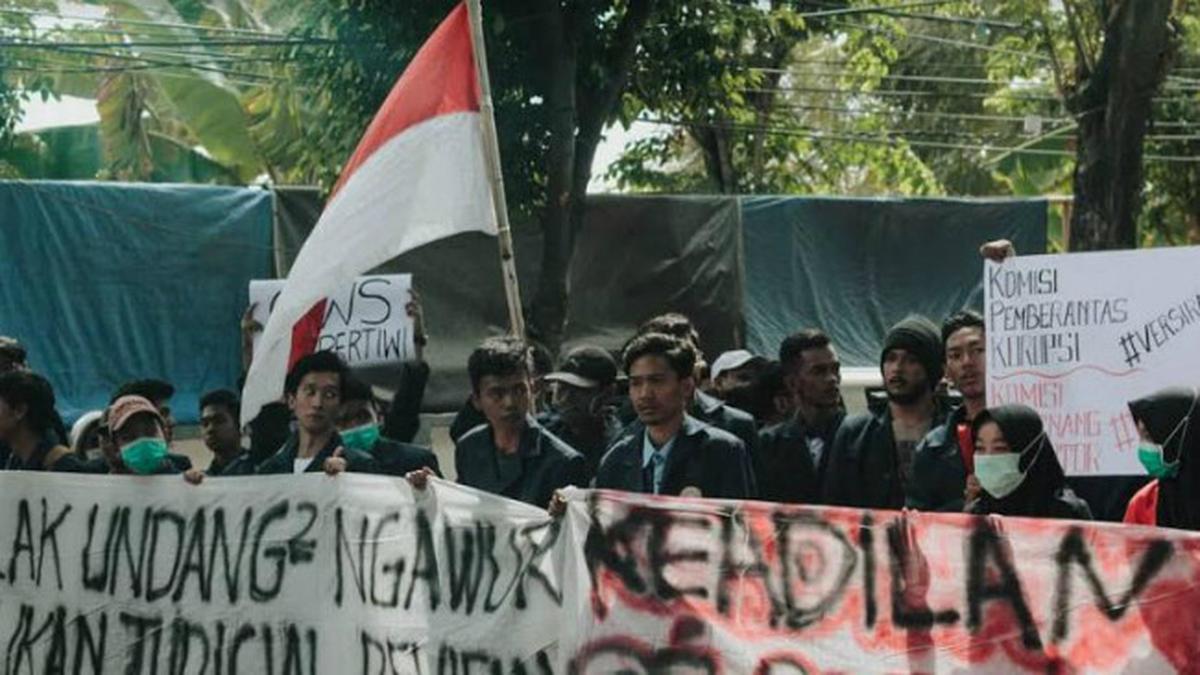 Mahasiswa Unair Banyuwangi Bawa 5 Tuntutan Saat Demo di DPRD - Surabaya Liputan6.com