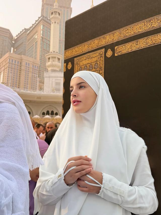 8 Artis Umrah di Awal Tahun 2026, Melly Goeslaw hingga Rossa