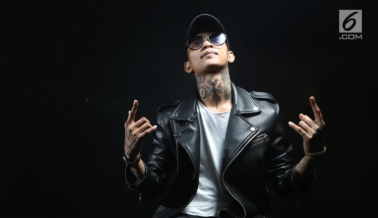 PHOTO: Gaya Maskulin Young Lex Berjaket Kulit - Foto Liputan6.com
