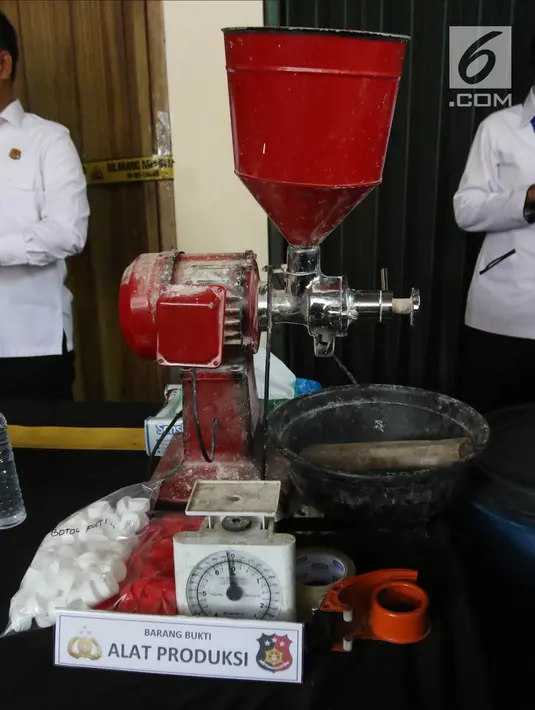 FOTO: Polisi Bongkar Industri Rumahan Ciu di Pekojan - Foto Liputan6.com