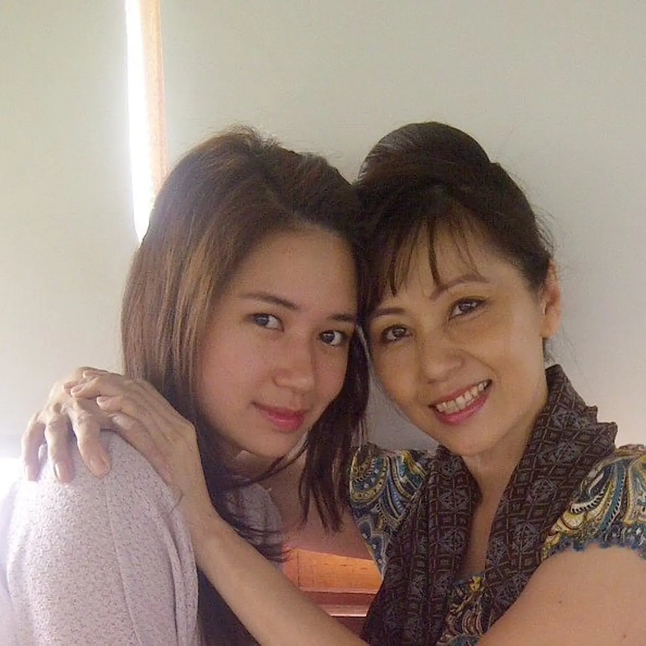 7 Potret Kebersamaan Laura Basuki dan Ibunda, Tampil Bak Kakak Adik ...