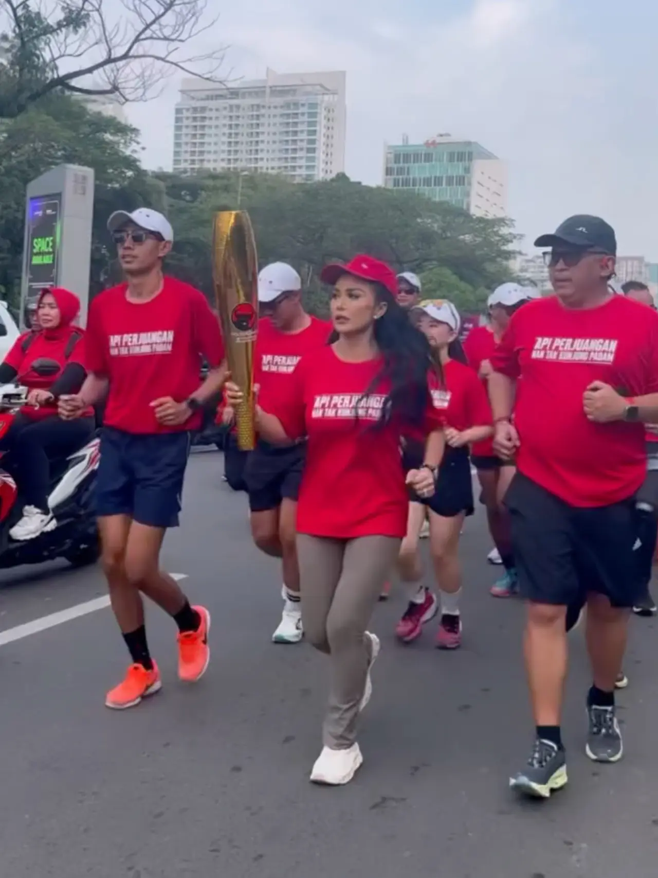 6 Potret Krisdayanti Bawa Obor Api Perjuangan Jelang Rakernas PDIP, Lari Bareng Para Atlet ...